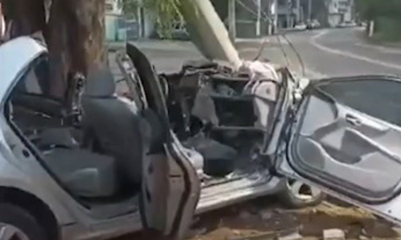 Motorista fica presa às ferragens após carro bater em poste no Sul do ES | Tribuna Online | Seu ...