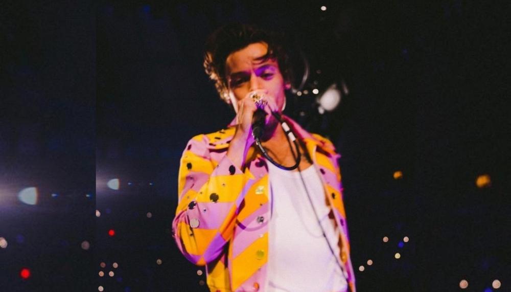 Harry Styles é atingido na virilha por garrafa durante show | Tribuna ...
