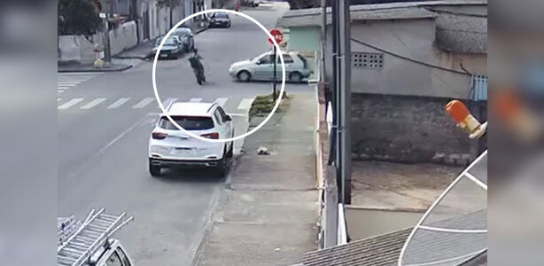 VÍDEO: adolescente de bicicleta elétrica é arremessado em acidente no ES