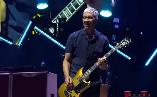 Pat Smear sofre acidente e Foo Fighters anuncia substituto | Tribuna ...